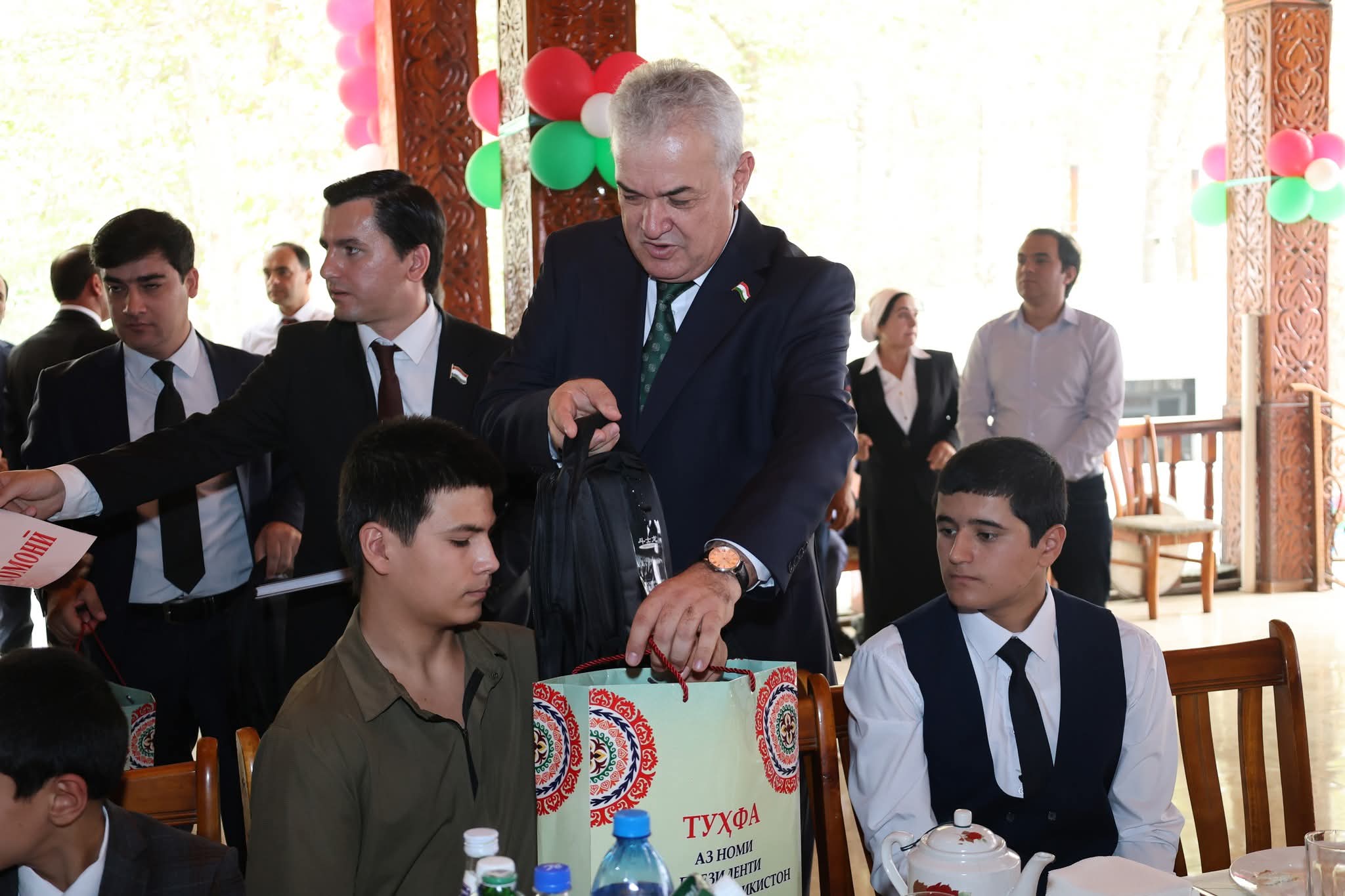 Представители правительства вручили подарки детям-сиротам - Pressa.tj