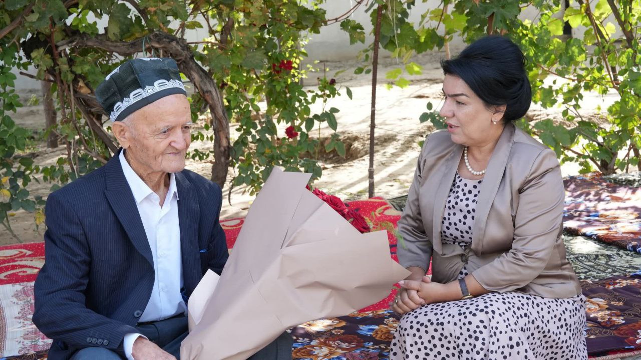 Кумаки Давлаталӣ Саид ба омӯзгорони собиқадор - Pressa.tj