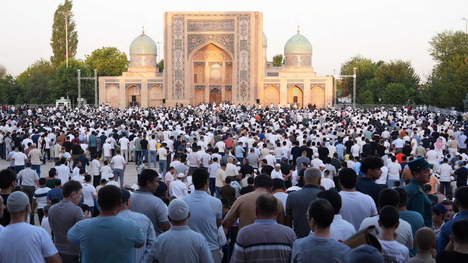 Намози истисқо дар масҷидҳои Ӯзбекистон хонда мешавад! - Pressa.tj