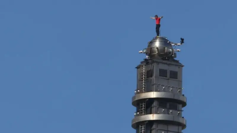 Алекс Хоннолд без страховки поднялся на небоскрёб Taipei 101 - Pressa.tj